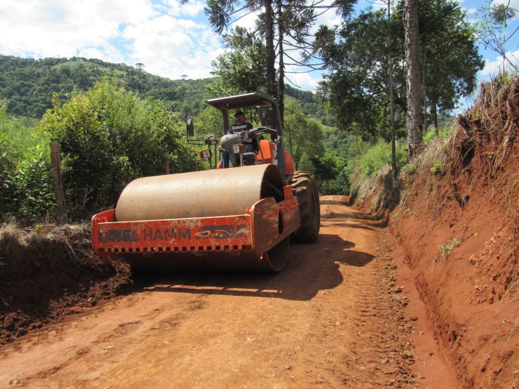 Pinhão: prefeitura reforma estradas e rede elétrica pelo município ...