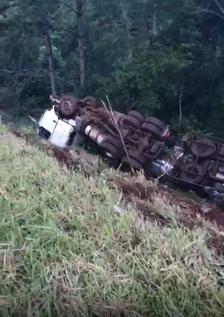 Vídeo: bi-trem sai da pista e cai em ribanceira próximo à Pesca na Ilha ...
